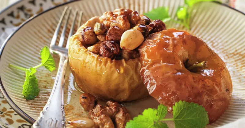 Postre de frutas al horno con miel y canela